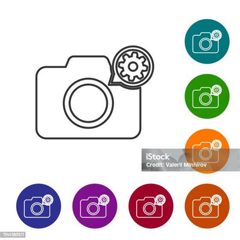 회색 사진 카메라와 흰색 바탕에 기어 라인 아이콘입니다 조정 응용 프로그램 서비스 개념 설정 옵션 유지 보수 수리 고정 컬러 서클 버튼에 아이콘을 설정 합니다 벡터 일러스트