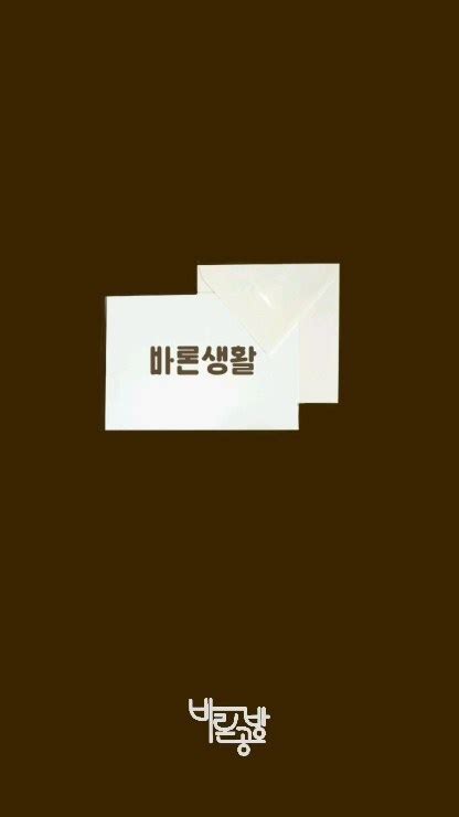 바론공방 가구공방목공교육 백참나무 선반 정규반 선생님의 백참나무로 만든 선반입니다 선반 상부의 양 끝에 우리 전통 가구인 경상의 천판 양 옆에 붓이나 물건이