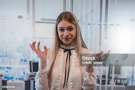 흰 블라우스를 입은 젊은 예쁜 여자가 사무실에서 일하고 감정적으로 사업 계획을 설명한다 경영자에 대한 스톡 사진 및 기타 이미지 경영자 계획 공란 Istock