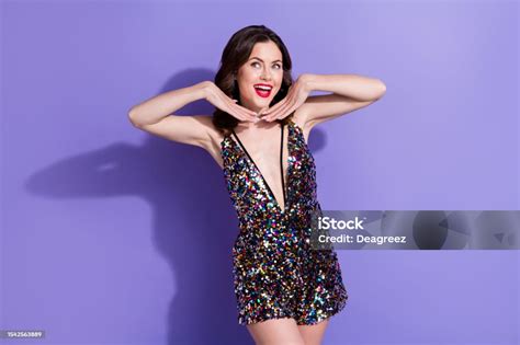 사랑스러운 예쁜 아가씨가 스팽글 드레스 팔 턱을 입고 빈 공간을 찾고 있는 보라색 배경 사진 20 24세에 대한 스톡 사진 및 기타 이미지 Istock