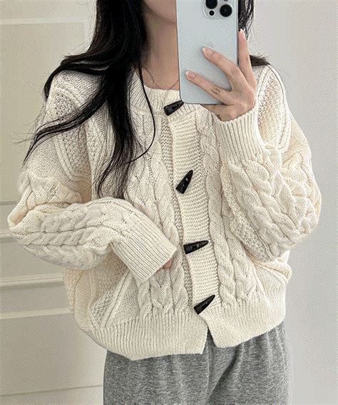 러블리꽈배기 떡볶이 니트 크롭 가디건 에이블리