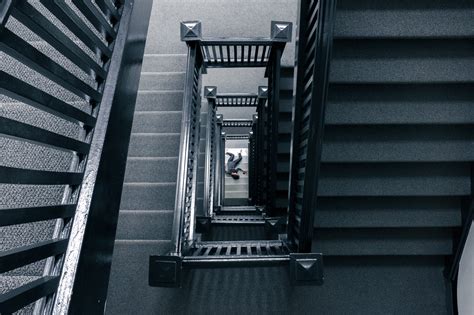 무료 이미지 사람 빛 가을 내부 건물 계단 걸음 구성 높은 검은 단색화 죽은 경찰 사고 범죄 신체