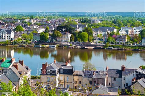 놀라운 소 뮈 르 프랑스의 작은 마에 아름 다운 볼 수 있습니다 많은 백색과 회색 집 근처 루아르 강 많은 녹색 나무와 지붕 스카이 라인 조용한 분위기 활기찬 푸른 하늘