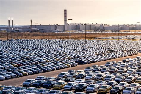 가을의 화창한 날에 물류 센터에 주차 된 신차 야외에 주차 0명에 대한 스톡 사진 및 기타 이미지 0명 Audi Volkswagen Istock