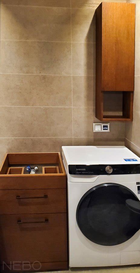 Напольная тумба и навесной шкафчик в ванную комнату в отделке шпоном дуба с тонировкой Teak 23