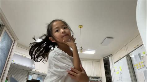 배꼽티 입고 최에의 아이 춤추기 Youtube