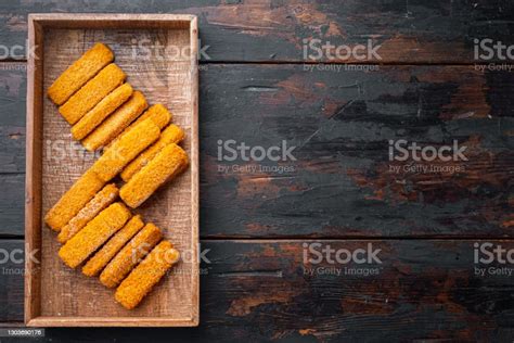 냉동 물고기 빵 부스러기 나무 상자에 오래된 어두운 나무 테이블 배경에 상단 보기 평면 누워 카피 스페이스와 텍스트 공간을 가진