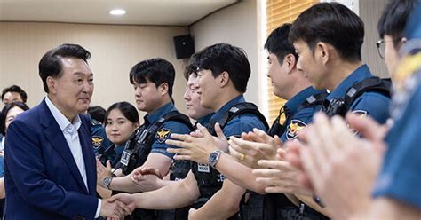 일선 경찰·소방관 만난 尹… “제복 입은 영웅들 힘껏 지원할 것”