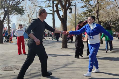 吉特巴《拉萨夜雨》旋律醉人，韩韩老师舞步娴熟优美凤凰网视频凤凰网