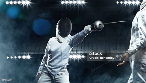 마스크와 흰색 펜싱 의상을 입고 젊은 펜싱 선수 검은 색 배경에 빛과 칼에 싸움 펜싱에 대한 스톡 사진 및 기타 이미지 펜싱 검 운동 선수 Istock