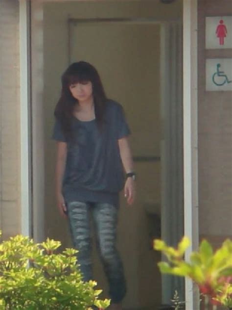 화장실에 숨겨진 카메라 한국 공원의 여자 화장실에 몰래 인색 한 고양이