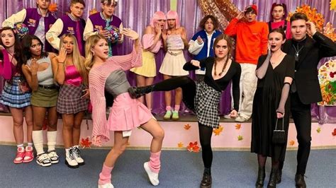 Амина Проучила ЗЛУЮ Девчонку Новенькии Баскетболист В Кампусе МУН Осталась ОДНА Кикидо