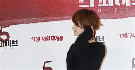 포토엔 김선아 군살 허락치 않는 밀착 가죽레깅스