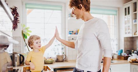 어린 아들을 둔 젊은 아버지가 집 부엌에서 시간을 보내며 하이파이브를 하고 있다 사진 Unsplash의 주거용 건물 이미지