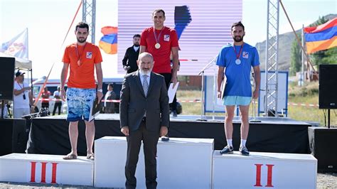 Նիկոլ Փաշինյանը հանձնել է «ՀՀ վարչապետի գավաթ սիրողական լողի հաղթող մասնակիցների մրցանակները