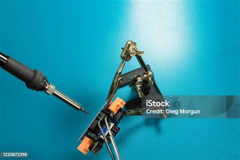 전자 기기 및 인쇄 회로 기판 수리 전자 부품의 납땜 및 납땜 엔지니어는 납땜 인두 및 열풍 총으로 회로 기판을 수리합니다 맨 위 보기 Diy에 대한 스톡 사진 및 기타