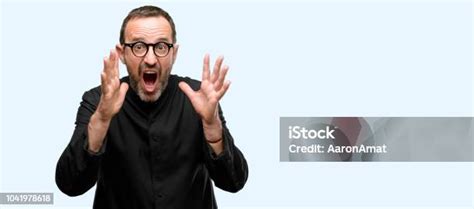 성직자 종교 사람 스트레스 공포에 질 려 머리에 손을 유지 소리 노인 남자에 대한 스톡 사진 및 기타 이미지 노인 남자 쇼크 컷아웃 Istock