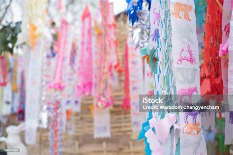 송크란 축제를위한 사원에서 모래 탑에 걸려 우산 또는 북부 전통 국기와 함께 매달려기도 플래그는 치앙마이 태국의 전통적인 새해 날에 축하합니다 0명에 대한 스톡 사진 및