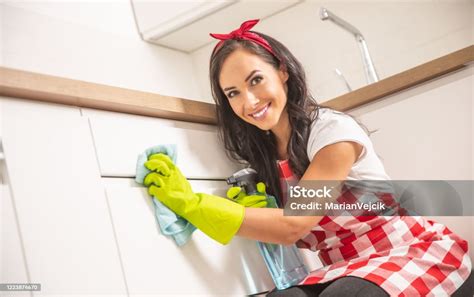 노란색 고무 장갑에 천과 세제와 앞치마 청소 흰색 부엌 찬장 문에 사랑스러운 젊은 가정부 가사 집안일에 대한 스톡 사진 및 기타 이미지 가사 집안일 가정 생활 가정