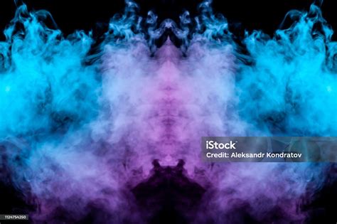 보라색의 멀티 컬러 패턴 및 파란 귀신의 머리 또는 절연에 이상한 생물의 형태로 신비로운 모양의 연기 파도 및 증기에서 추상