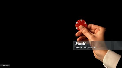 검은 배경에 대한 빨간 칩을 보여주는 정장에 손 성공적인 포커 베팅 도박에 대한 스톡 사진 및 기타 이미지 도박 놀기 손 Istock