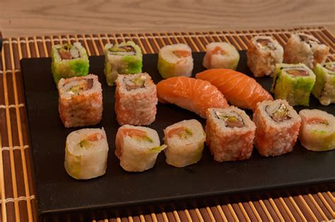 소스와 함께 초밥 롤 생선회 마키 등 다양한 종류가 있습니다 나무 위에 검은 소박한 배경에 0명에 대한 스톡 사진 및 기타 이미지 Istock