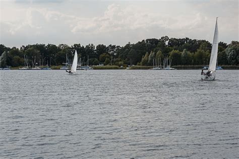 세일링 보트는 물에 반사 된 평온한 호수에 고요한 현장 풍경입니다 가로 사진입니다 가을에 대한 스톡 사진 및 기타 이미지 가을 관광 관광객 Istock