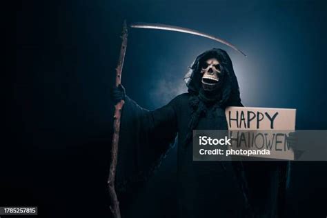해골 두개골 검은 가운을 입은 남자의 실루엣 해피 할로윈 포스터를 들고 죽음을 묘사합니다 무서운 저승사자 할로윈을 위한 죽음의 저승사자 의상 할로윈 캐릭터 컨셉입니다 개념에