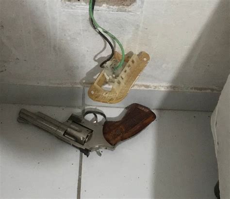 Mulher mata namorado a tiros em hostel e alega que se defendeu de agressões em Guarujá SP