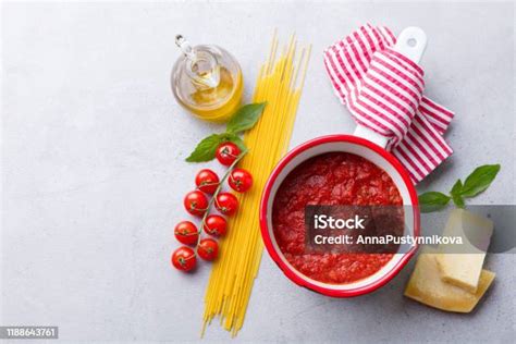 스파게티 파스타를 곁들인 냄비에 전통 토마토 소스 회색 배경입니다 공간을 복사합니다 맨 위 보기 팬 주방용구에 대한 스톡 사진 및 기타 이미지 Istock