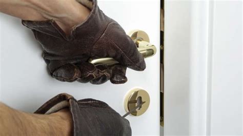 Terekam Cctv Video Aksi Perempuan Curi Baju Ini Viral