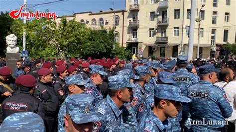 Ոստիկանական պատ՝ ՆԳՆ շենքի դիմաց ցուցարարները եւս այստեղ են Youtube