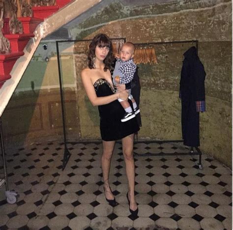 ასე გამოწყობილი მივიდა შვილთან ერთად ნინი ნებიერიძე ლოლიტაში