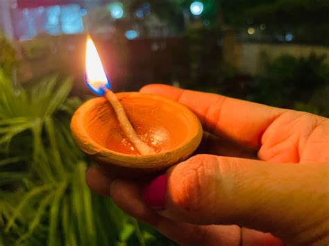 Let Each Diya You Light Bring A Glow Of Happiness On Your Face And Enlighten Your Soul Reena