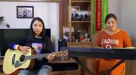 Ээж охин хоёр Ямар гоё үгтэй дуу вэ Ээж охин хоёр сайхан тоглож сайхан дуулж байна