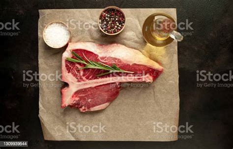 돌 테이블에 구운 T뼈 스테이크 로즈마리와 향신료 0명에 대한 스톡 사진 및 기타 이미지 0명 고기 빨강 Istock