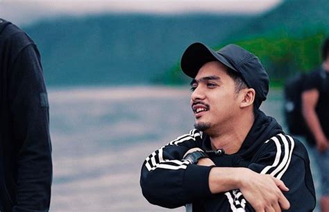 Foto Cowok Bertato Pakai Topi Keren