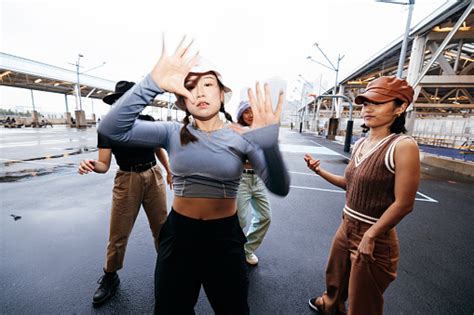 도시 거리에서 야외에서 춤을 추는 도시 스타일의 여성들 25 29세에 대한 스톡 사진 및 기타 이미지 25 29세 30