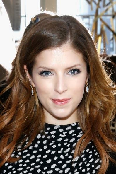 Anna Kendrick Long Wavy Cut Hairstyle Picture Trend Hairstyle