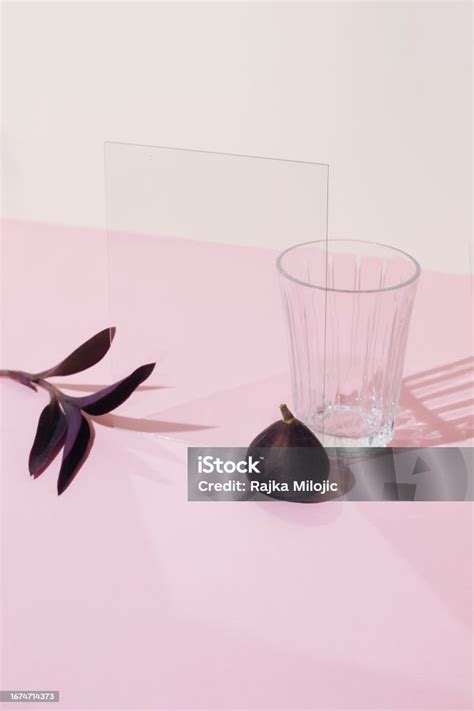 테이블 위에 신선한 무화과 컵 유리잔이 놓여 있습니다 닫다 0명에 대한 스톡 사진 및 기타 이미지 0명 가을 개체 그룹 Istock