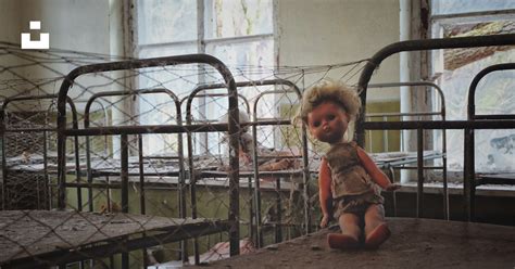 Menina No Vestido Laranja Sentado No Banco De Madeira Marrom Foto