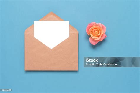 파란색 종이 배경의 공예 봉투에 빈 카드 모형 웨딩 문구 최소한의 템플릿 상단 보기 플랫 레이 0명에 대한 스톡 사진 및 기타