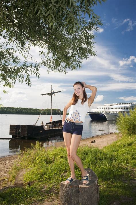 Verticale D une Jeune Belle Femme Photo stock Image du beauté adulte 27044804