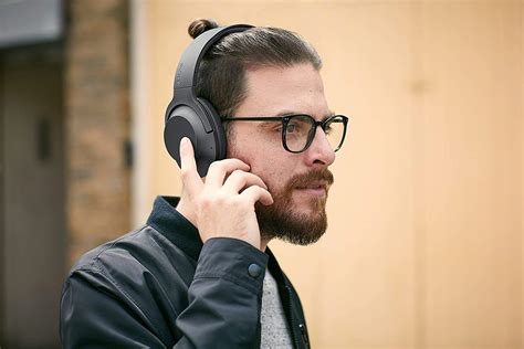 How To Wear Headphones With Glasses 9 Easy Possible Solutions