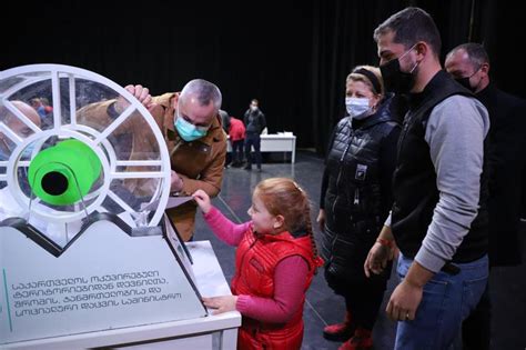 ზუგდიდში დევნილი ოჯახებისთვის ბინების განაწილების კენჭისყრა გაიმართა Bpn