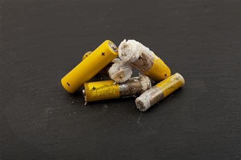 유통 기한이 만료된 사용한 배터리 오래된 산화 및 누출 배터리 알칼리성 전해질의 누출 위험한 부식성 백색 분말 전자 폐기물 재활용의 문제점 카드뮴에 대한 스톡 사진 및 기타