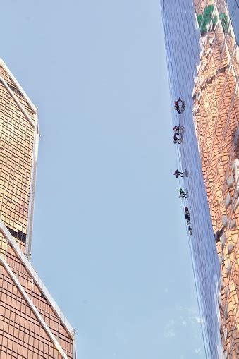 주거용 마천루의 야외 창문을 청소하는 전문 등반가 팀 산업 산악인들은 현대 사무실 건물의 유리 외관을 높이 씻고 있습니다 건물 외관에 대한 스톡 사진 및 기타 이미지