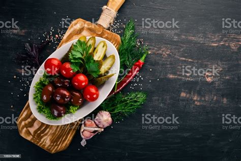 한 접시에 모듬된 절인된 야채입니다 에 오래 된 나무 배경 텍스트에 대 한 여유 공간입니다 최고의 볼 수 있습니다 0명에 대한 스톡 사진 및 기타 이미지 Istock