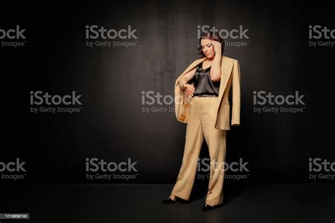 검은 색 배경 위에 서서 손에 그녀의 시계를보고 노란색 정장에 성공적인 비즈니스 여성 여유 공간 가죽에 대한 스톡 사진 및 기타 이미지 Istock