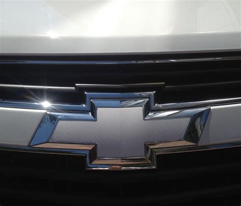 Поклейка значков белой пленкой под змеиную кожу — Chevrolet Cruze 1g 1 6 л 2013 года